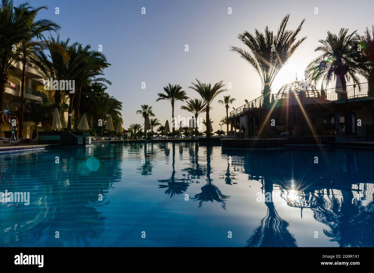 Empty swimming pool abandoned hotel hi-res stock photography and images ...