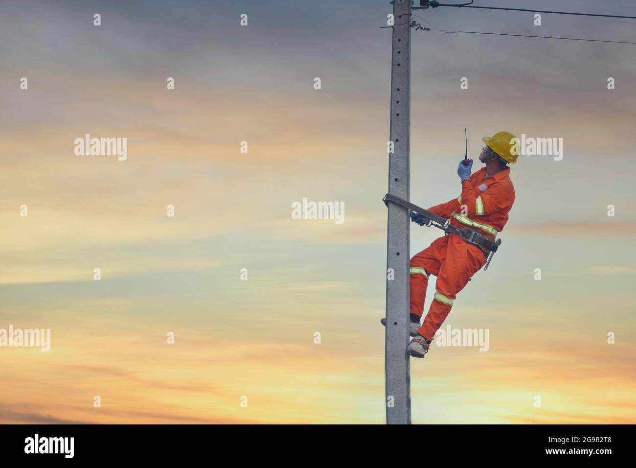 Overhead lineman hi-res stock photography and images - Alamy