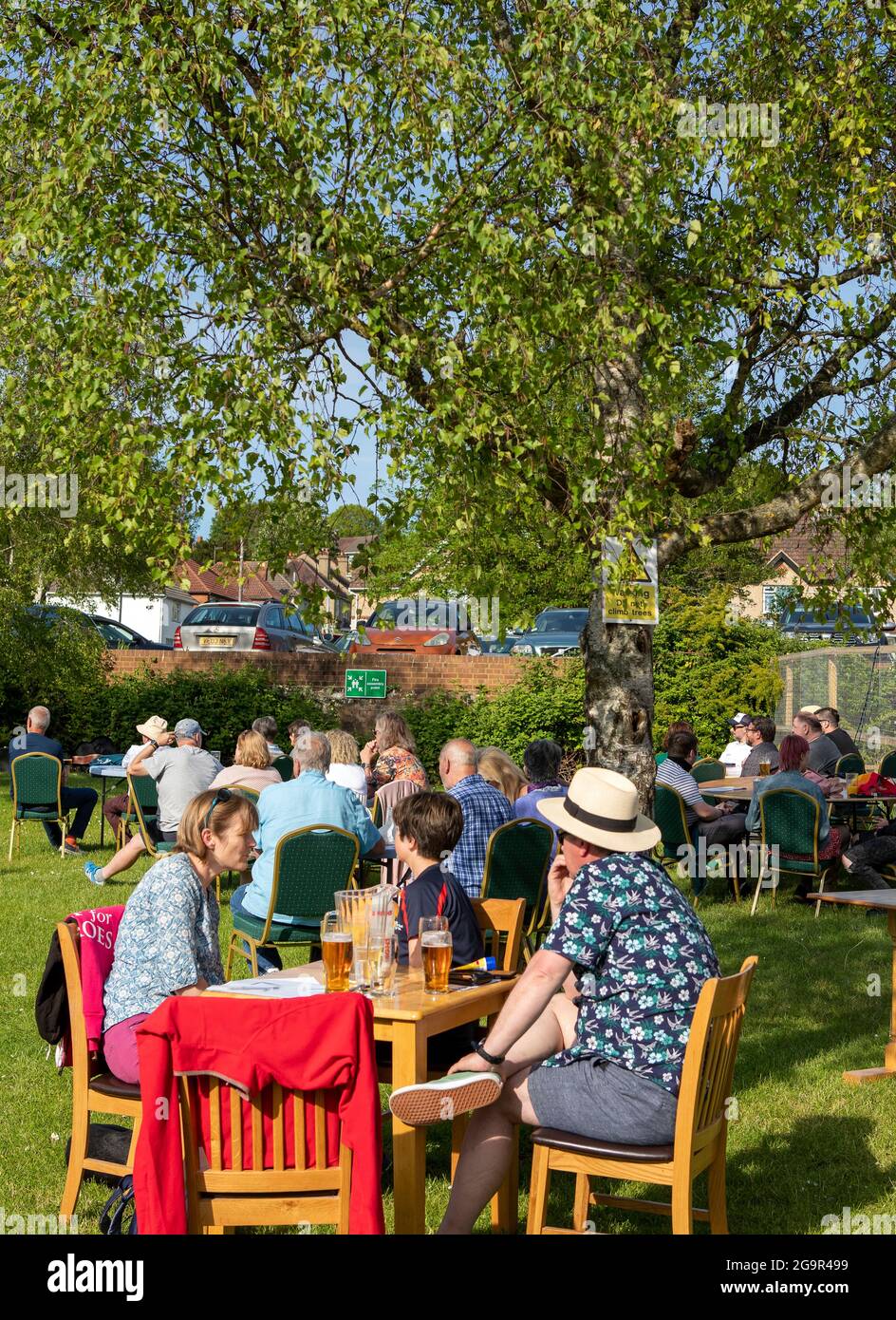People sitting in pub garden hi-res stock photography and images - Alamy