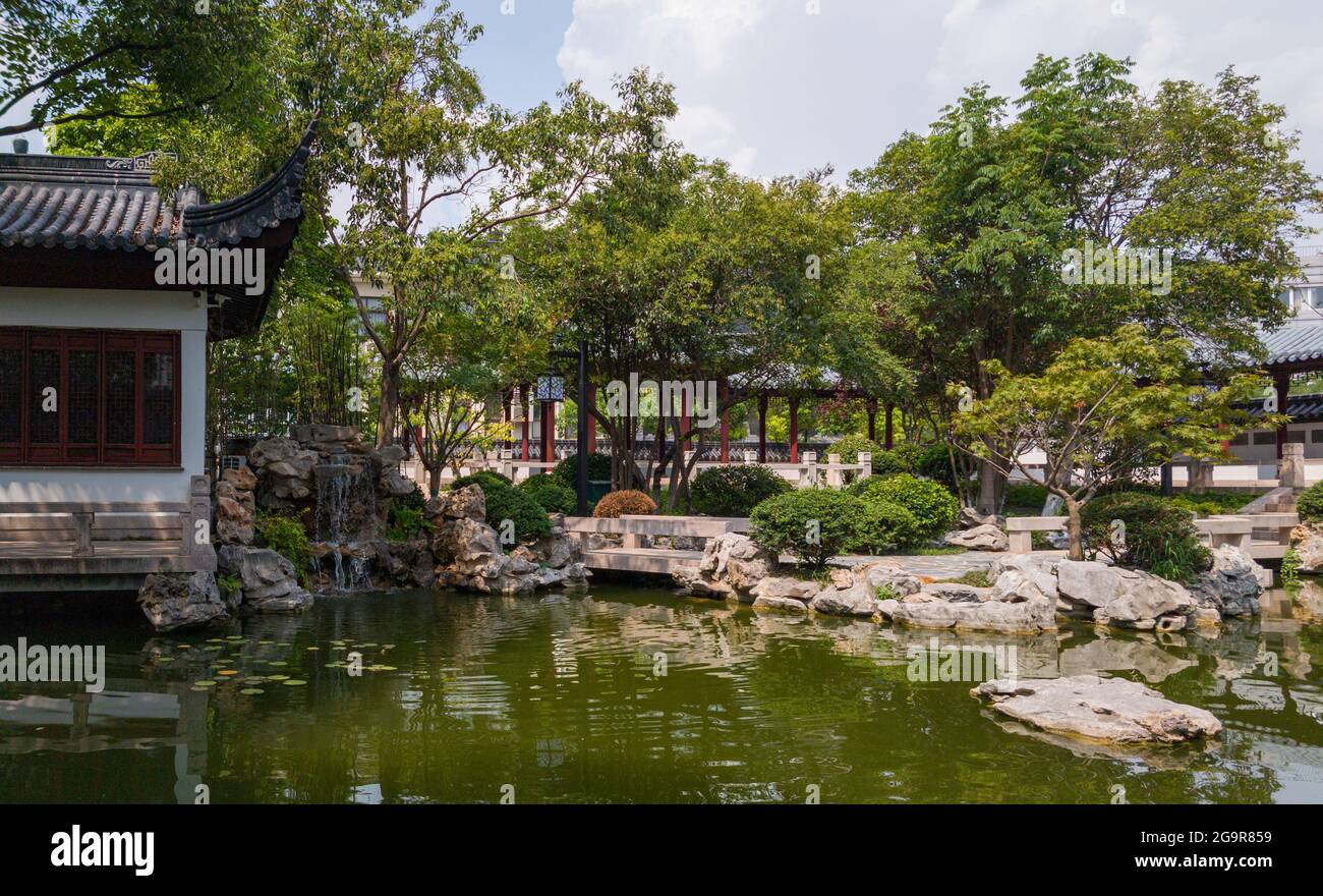 Chinese classical courtyard with small bridge and water Stock Photo - Alamy