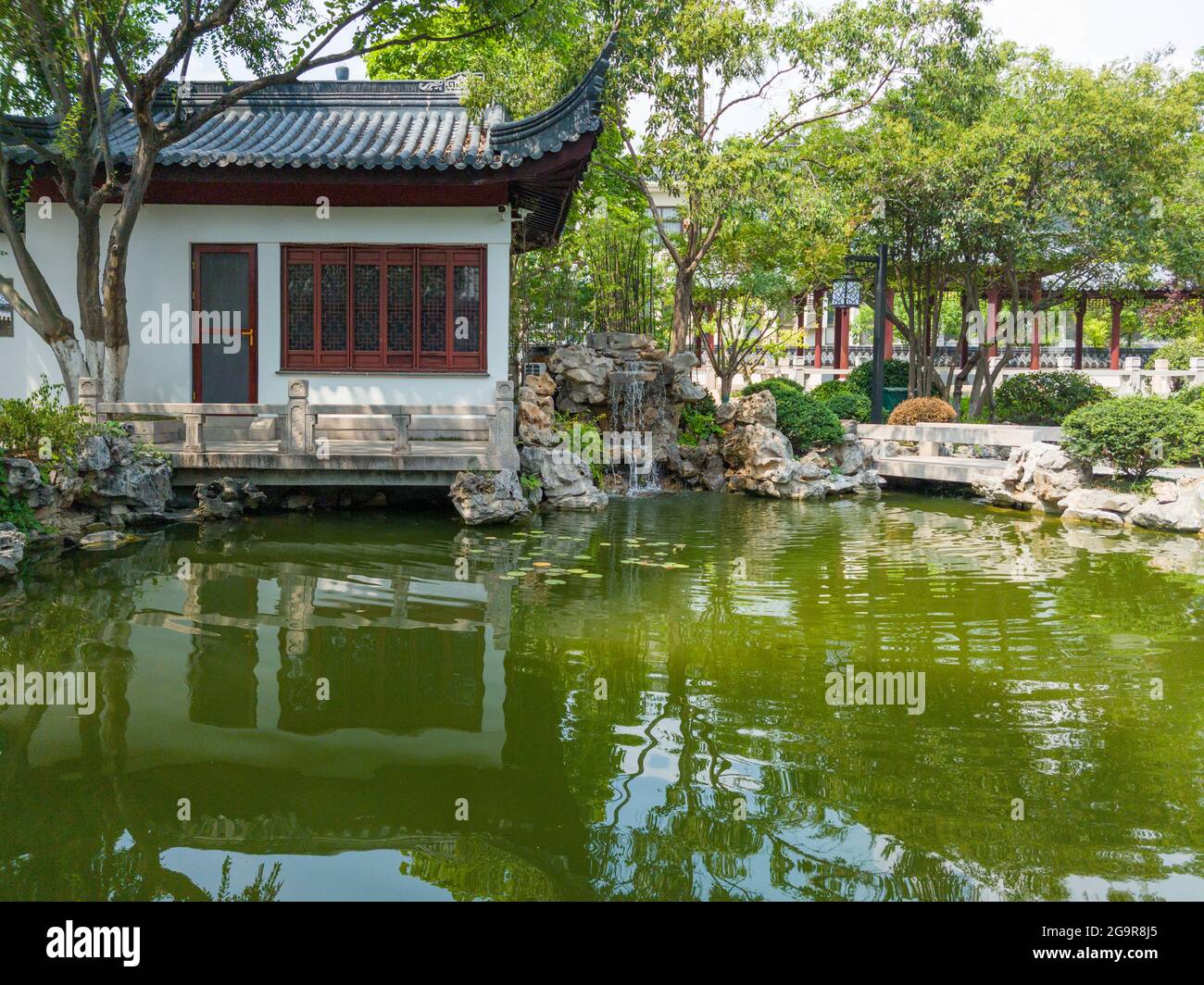 Chinese classical courtyard with small bridge and water Stock Photo - Alamy