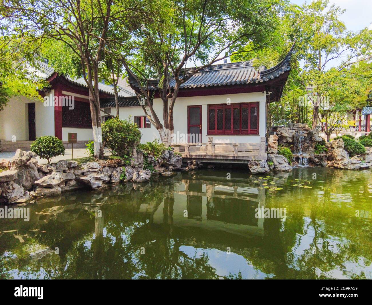 Chinese classical courtyard with small bridge and water Stock Photo - Alamy
