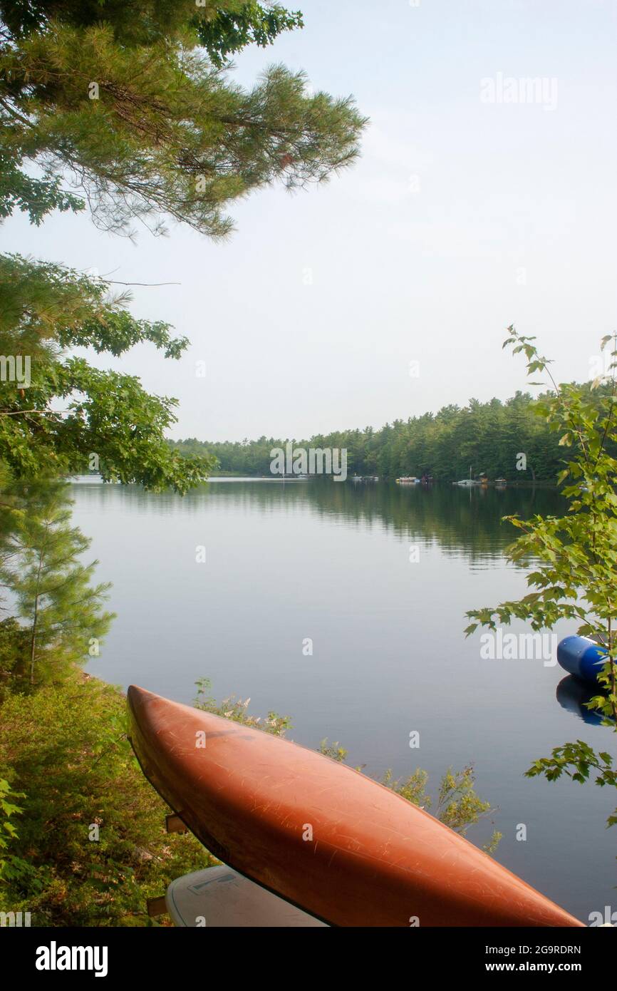 Canoe along lake hi-res stock photography and images - Alamy