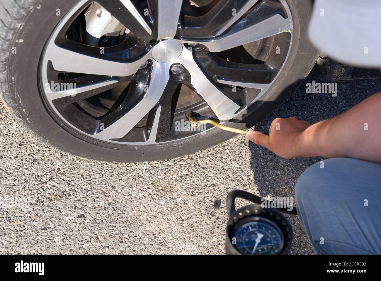 driver inflates a wheel of a car on gasoline station Stock Photo - Alamy