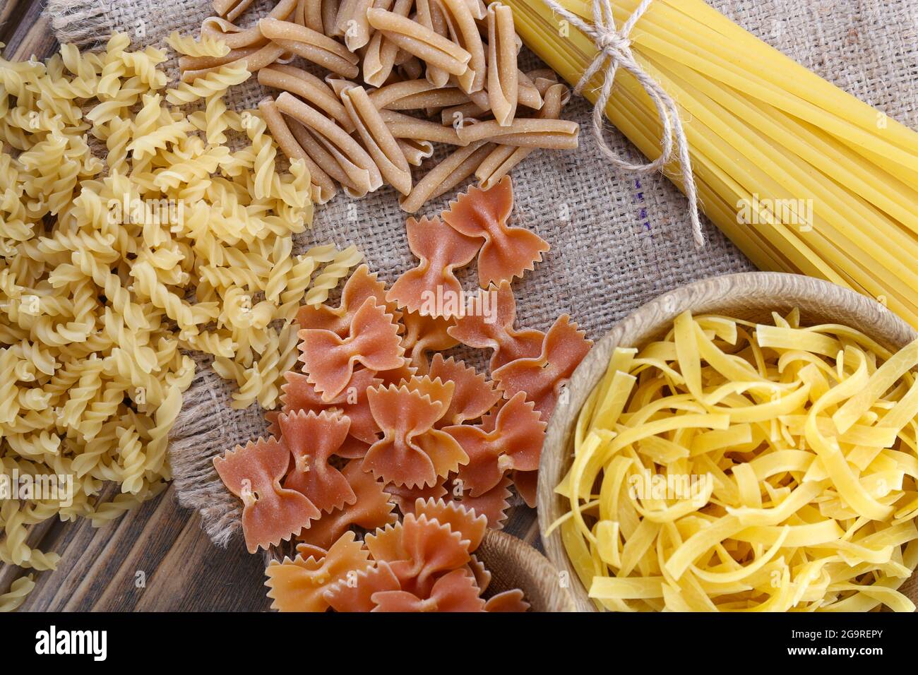 Different types of pasta on sackcloth background Stock Photo - Alamy
