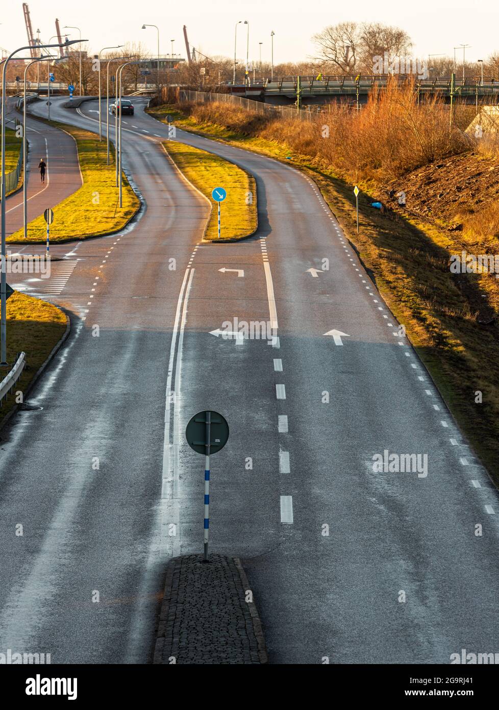 Two lane expressway hi-res stock photography and images - Alamy