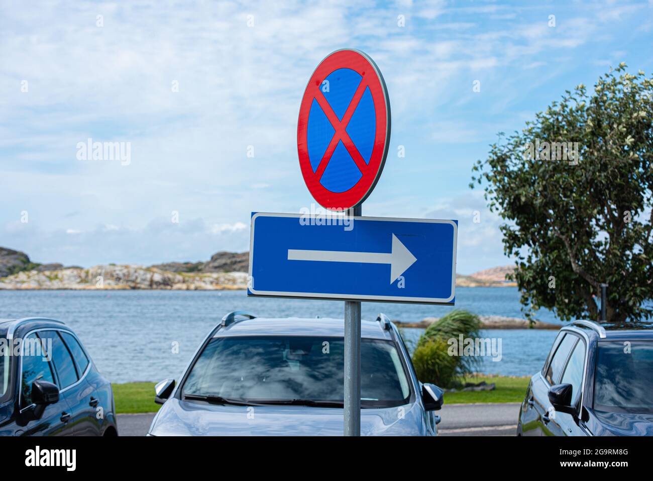Signs warning no stopping hi-res stock photography and images - Alamy