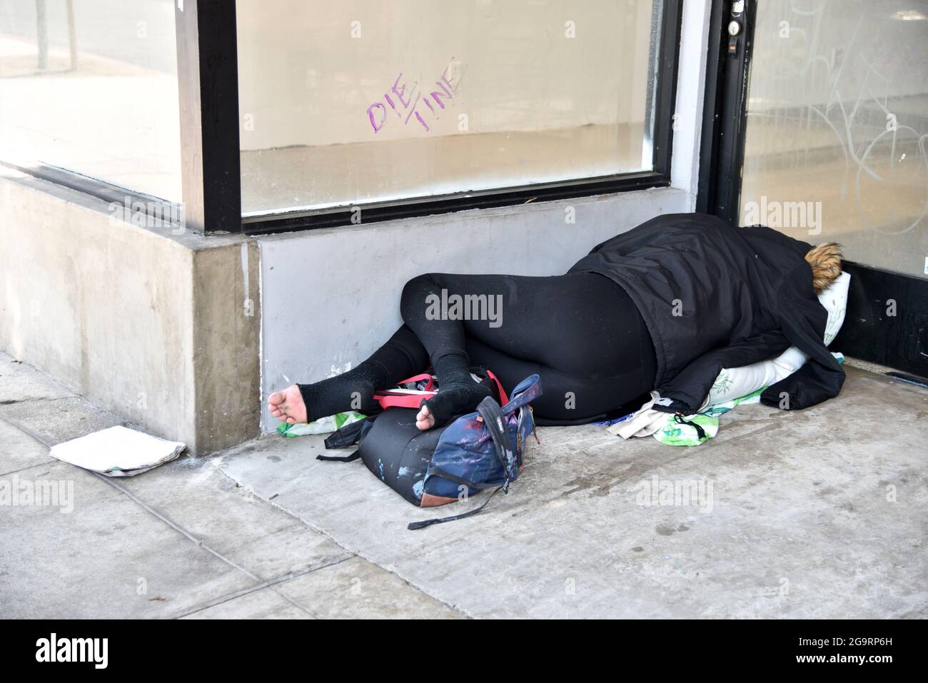 Homeless woman hi-res stock photography and images - Alamy