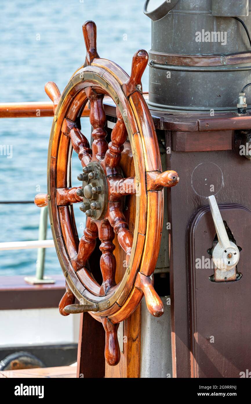 wooden ship's wheel of a tall ship Stock Photo - Alamy