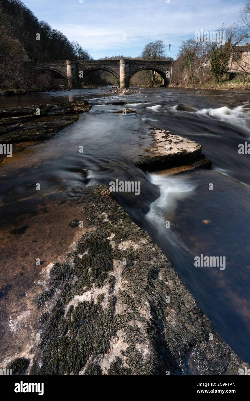 Richmond Bridge above the fast flowing rapids of the River Swale ...