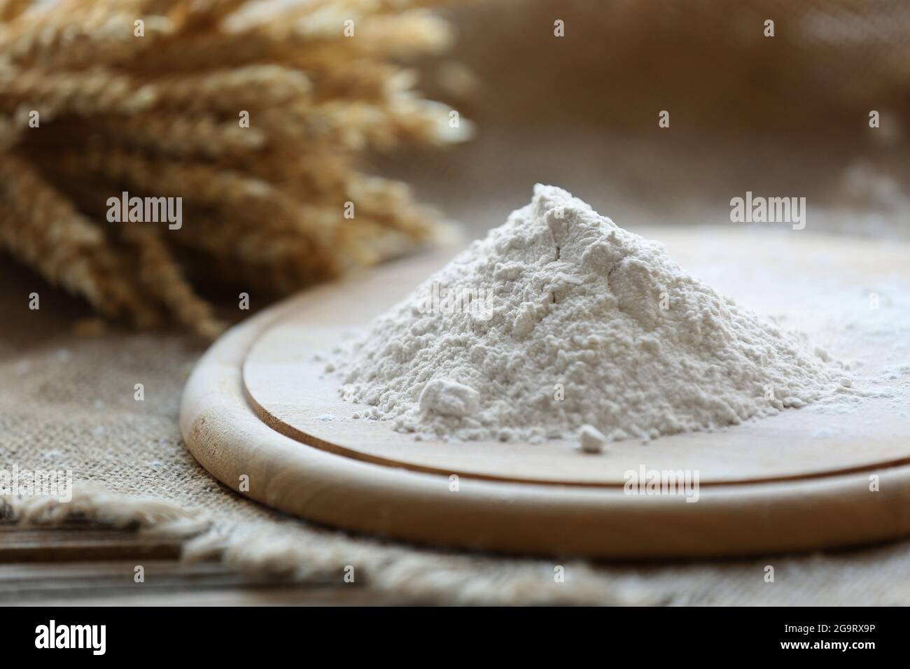 Pile of flour on cutting board with burlap cloth, closeup Stock Photo ...