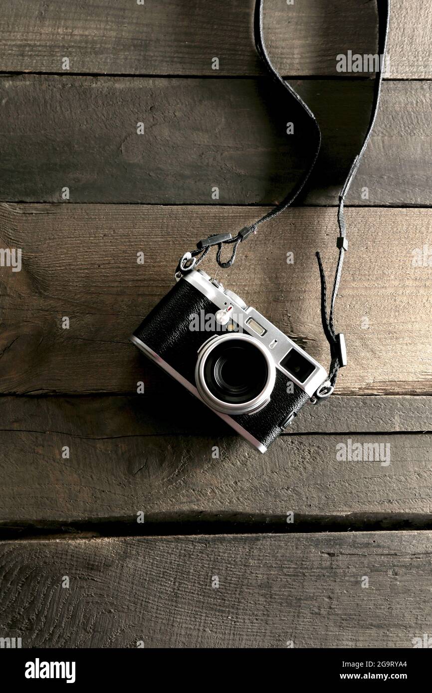 Retro camera on wooden planks background Stock Photo - Alamy