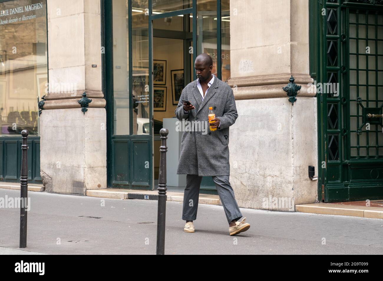 Paris people street 2021 summer hi-res stock photography and images - Alamy