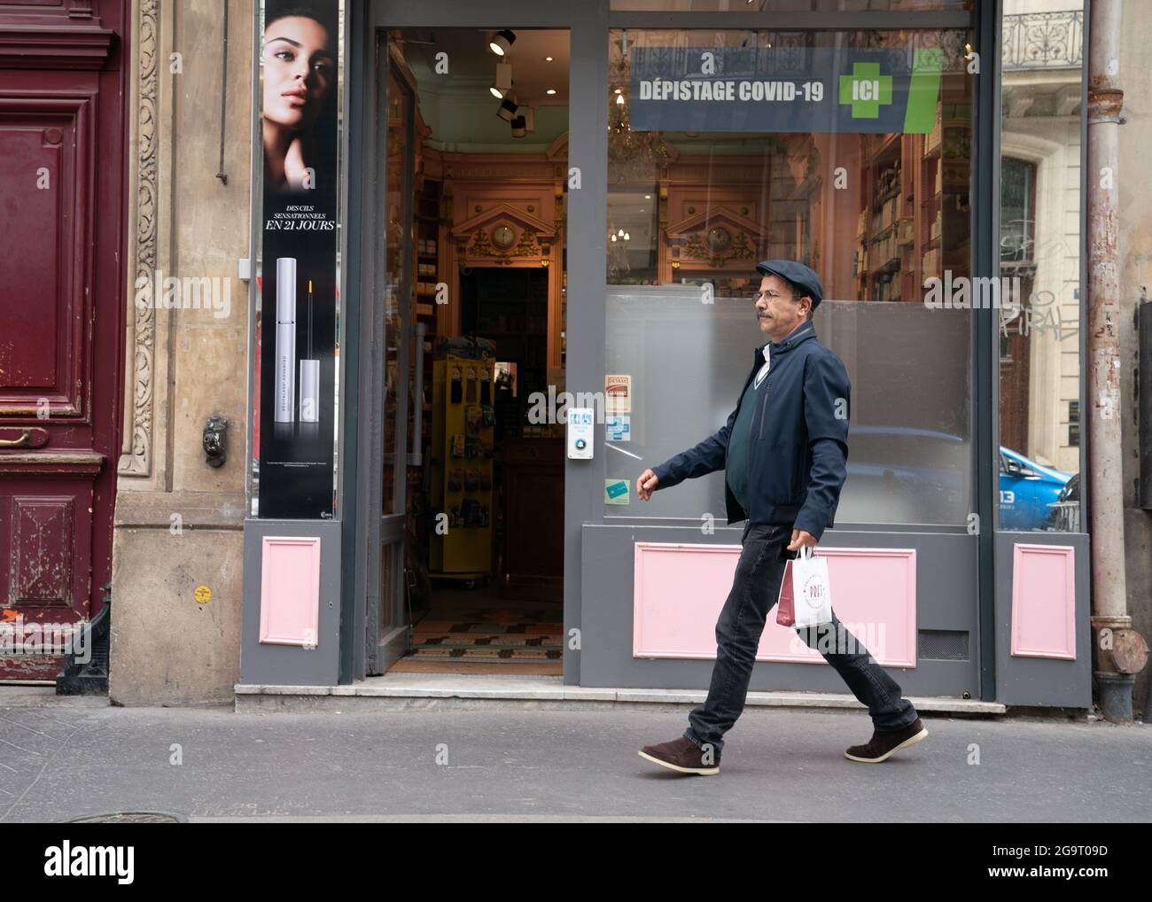 Unidentified random Parisian people and locations in the streets of ...