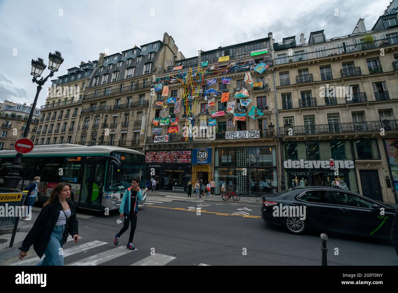 Unidentified random Parisian people and locations in the streets of ...