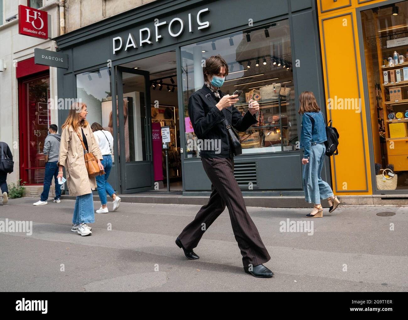 Unidentified random Parisian people and locations in the streets of ...