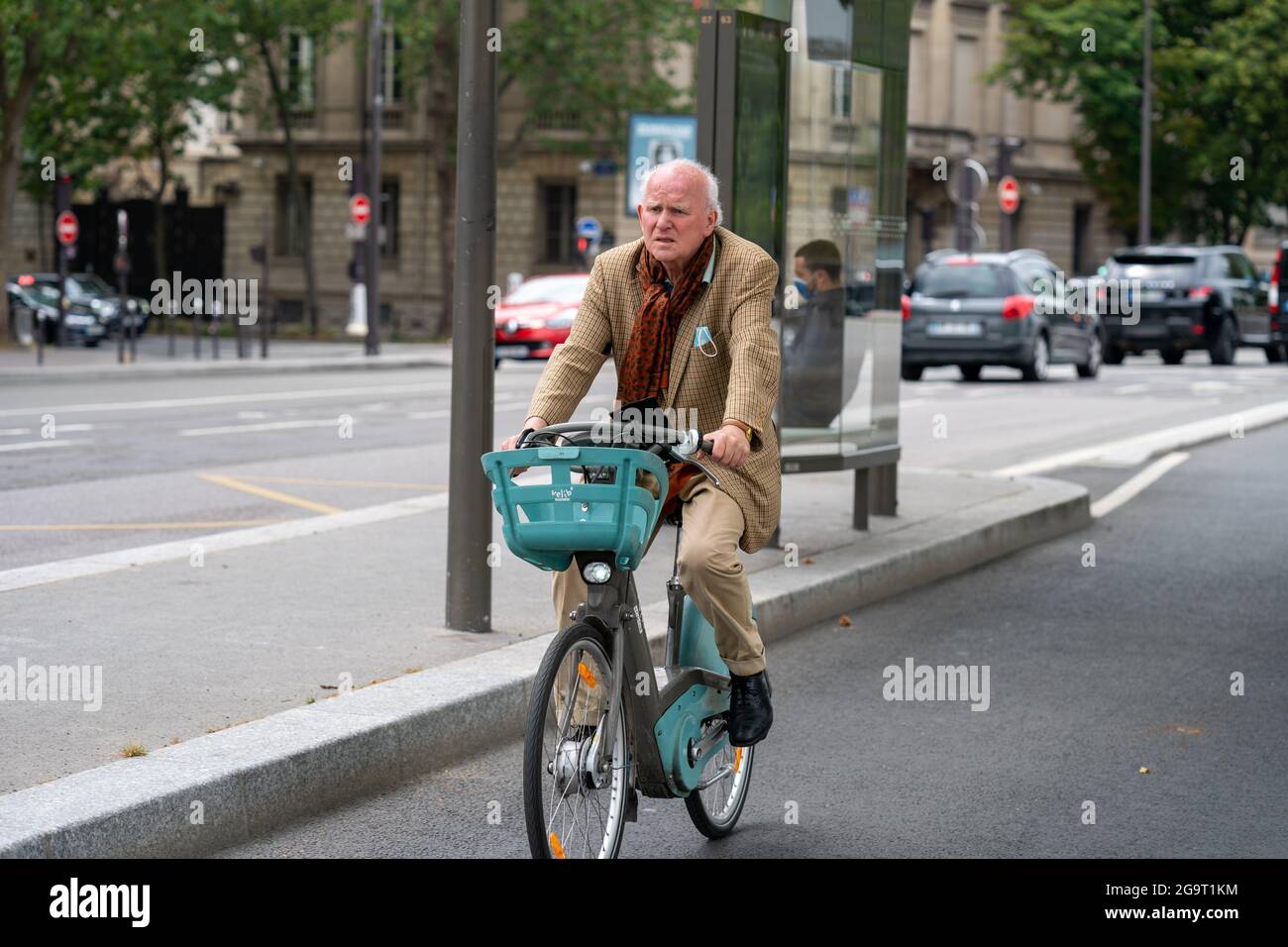 Unidentified random Parisian people and locations in the streets of ...