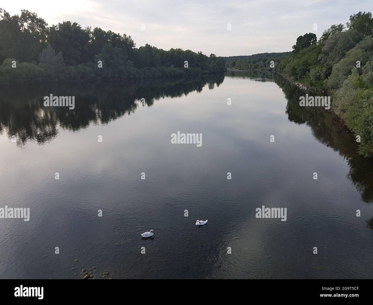 Il fiume Ticino in una fresca giornata estiva. Scorre tra lombardia e ...
