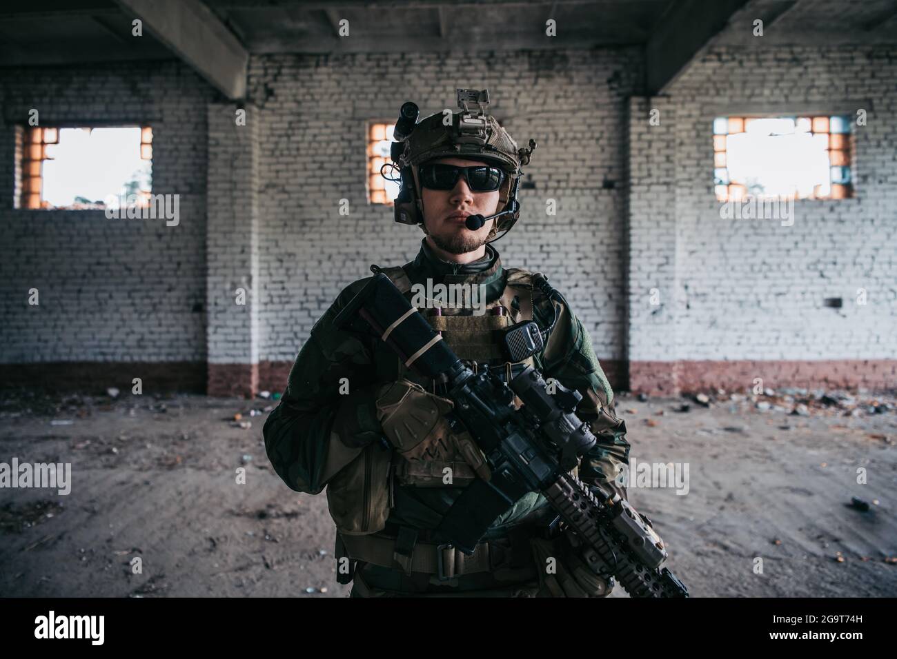 Fully equipped soldier hi-res stock photography and images - Alamy