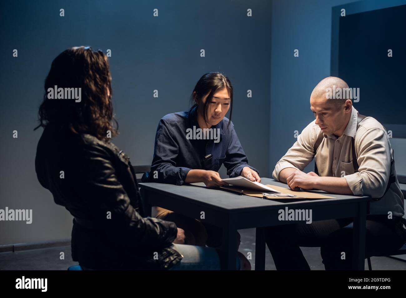 Lawyer questioning suspect hi-res stock photography and images - Alamy
