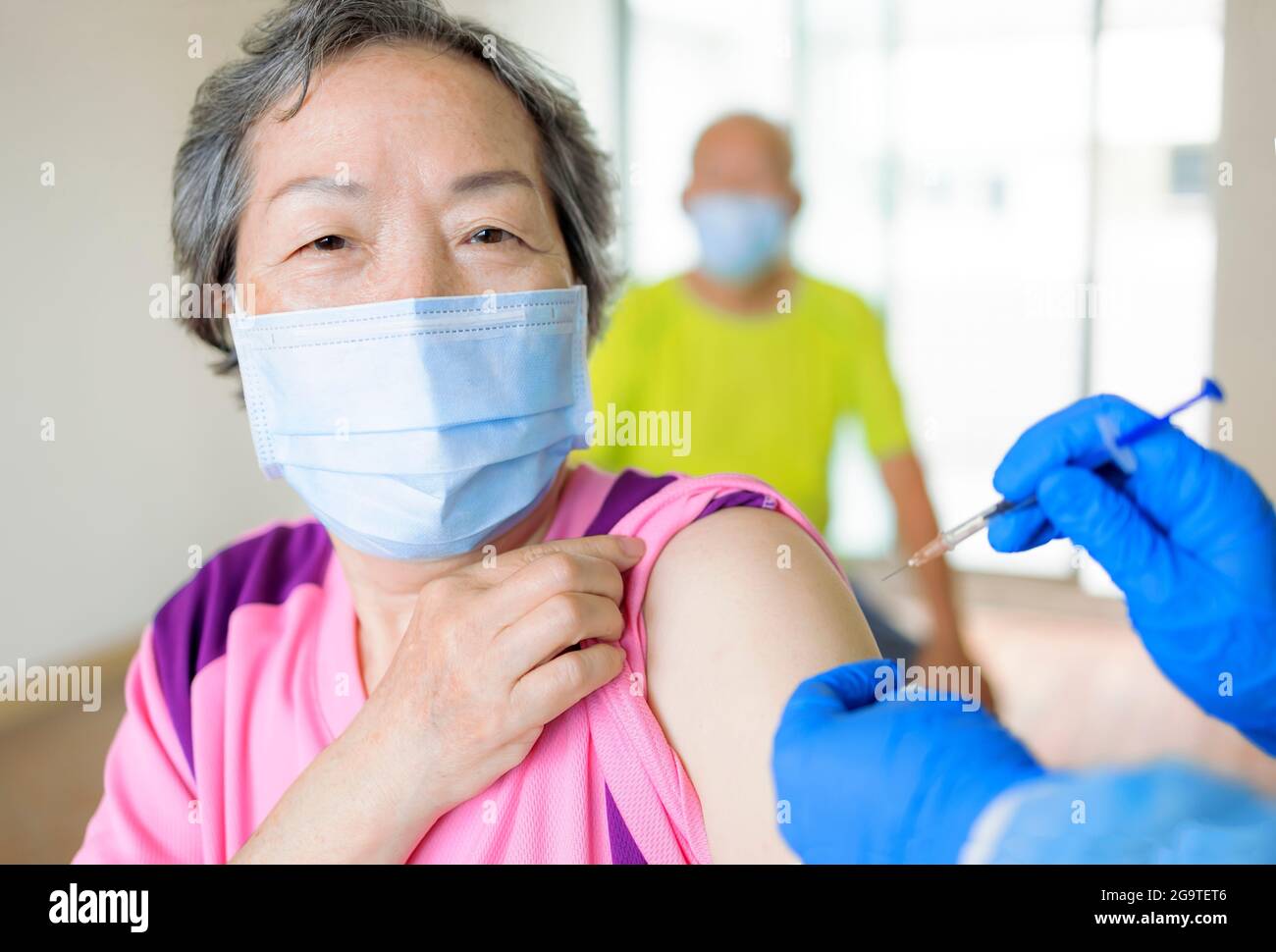 Doctor injection woman hi-res stock photography and images - Alamy