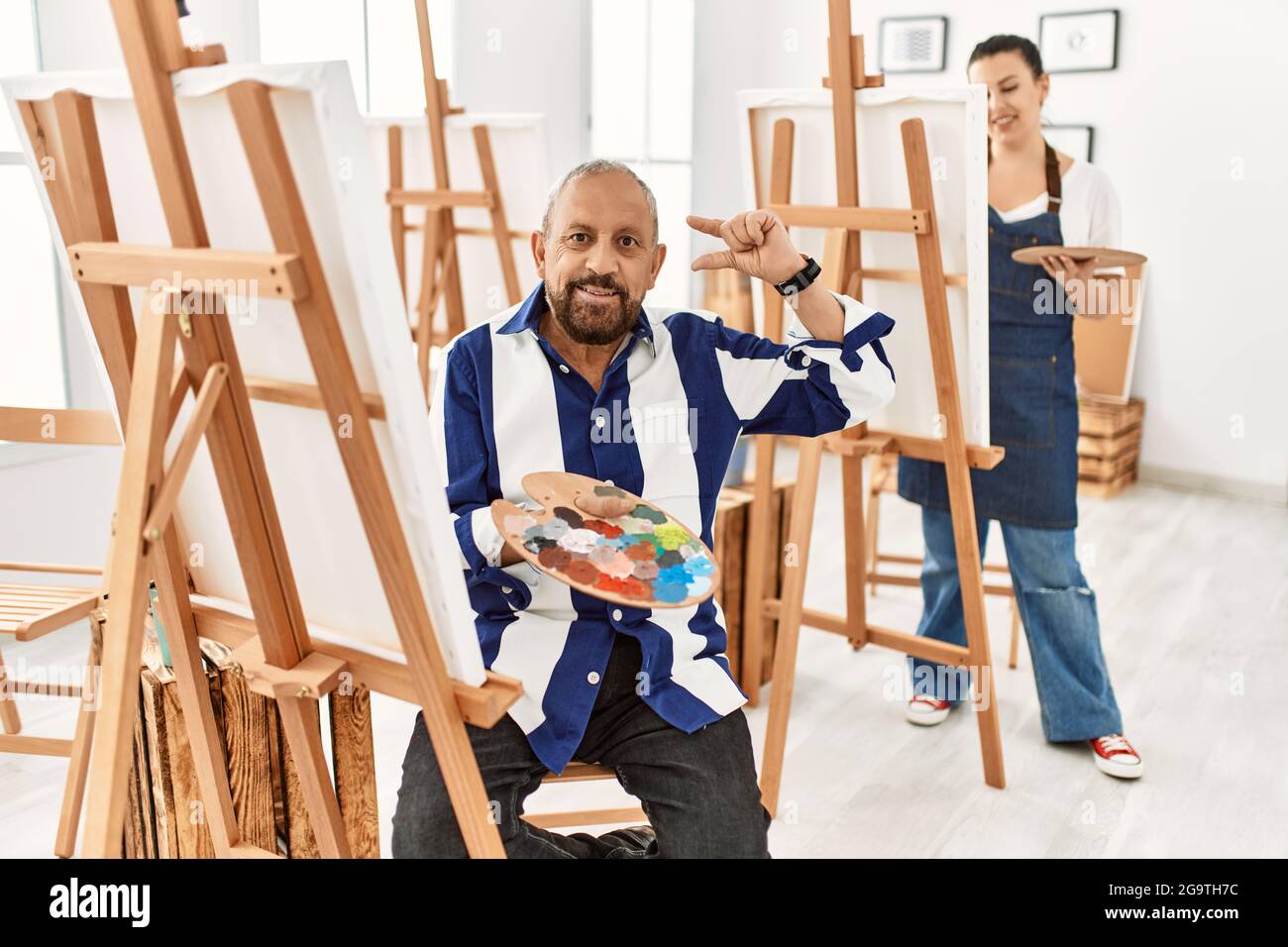 Artist measuring thumb hi-res stock photography and images - Alamy