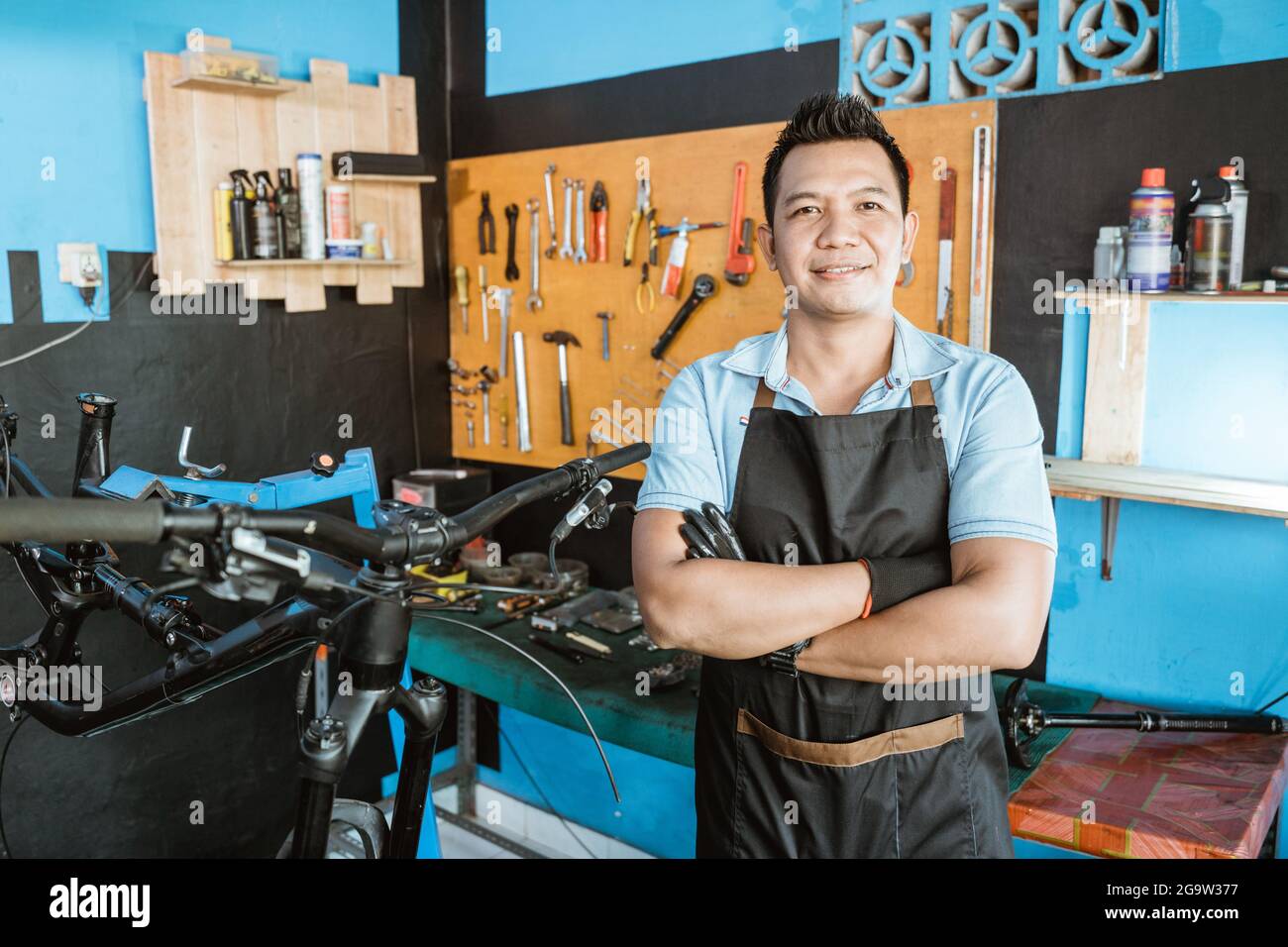 Portrait of a handsome repairman in an apron as work clothes Stock ...