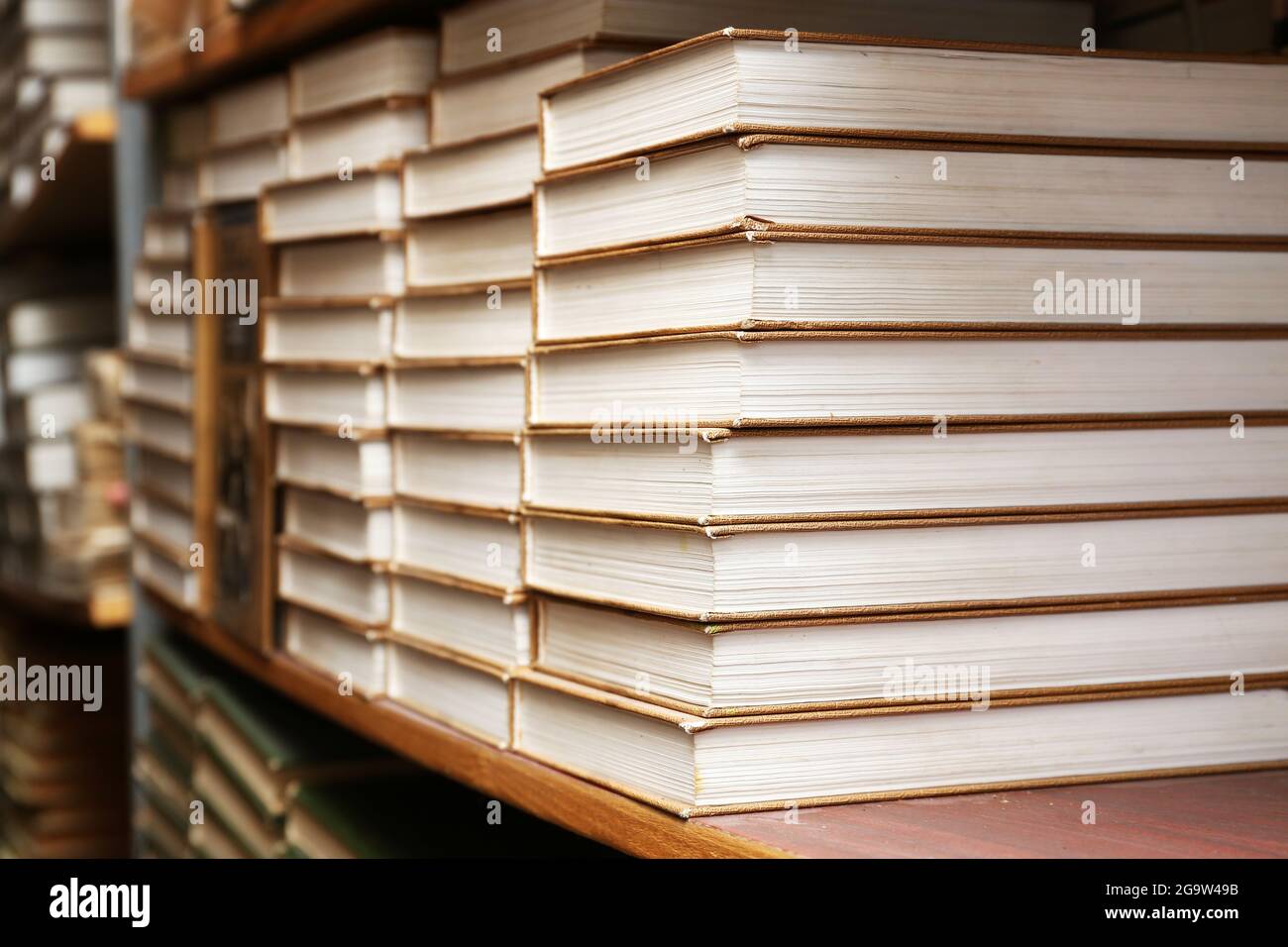 Many books on bookshelf in library Stock Photo - Alamy