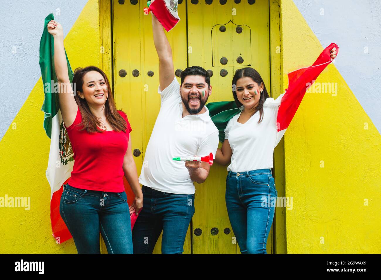 Group smiling people mexico hi-res stock photography and images - Alamy