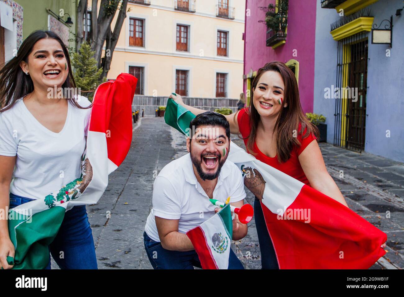 Fans celebrate mexico hi-res stock photography and images - Alamy