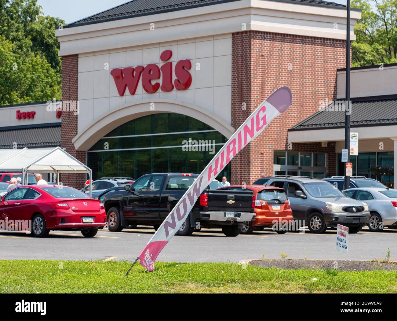 Weis markets store hi-res stock photography and images - Alamy