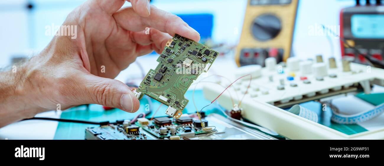 Development of the design of an electronic device in the laboratory of ...