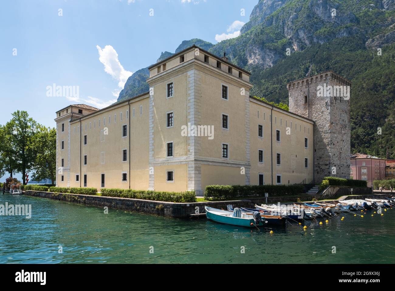 Ancient castle hi-res stock photography and images - Alamy