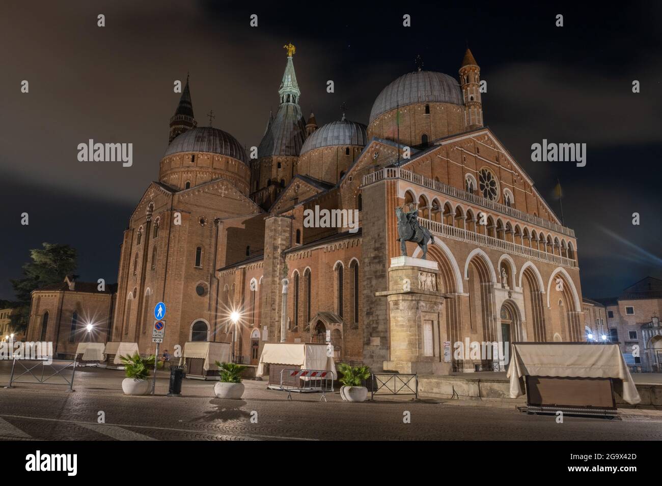 Basilica italy church night hi-res stock photography and images - Alamy