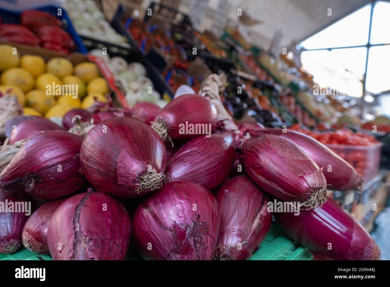 The sweet red onion of tropea hi-res stock photography and images - Alamy