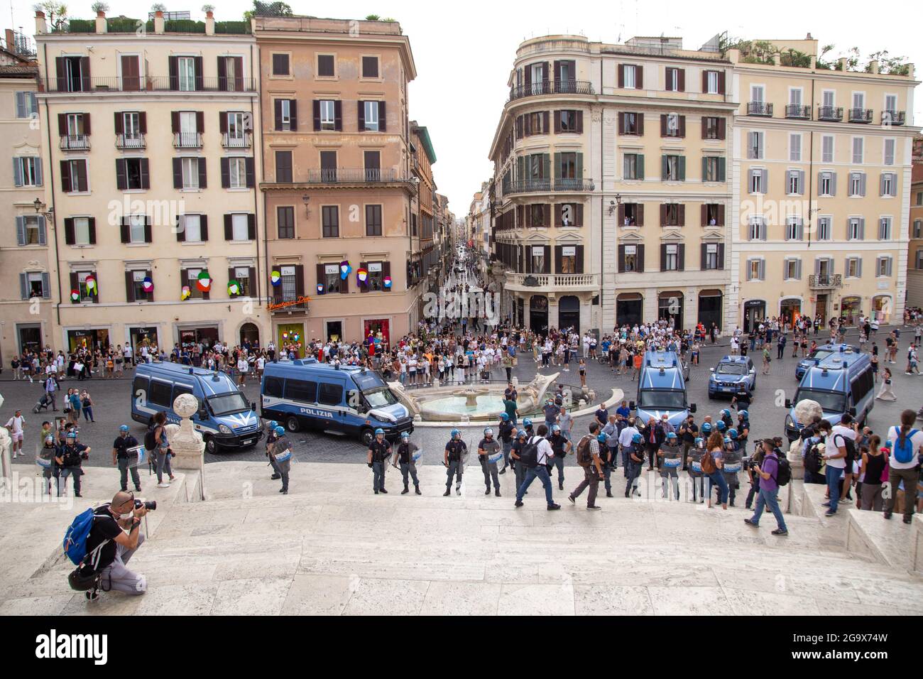 (7/27/2021) View of police blockade on Spanish Steps in Rome (Photo by ...