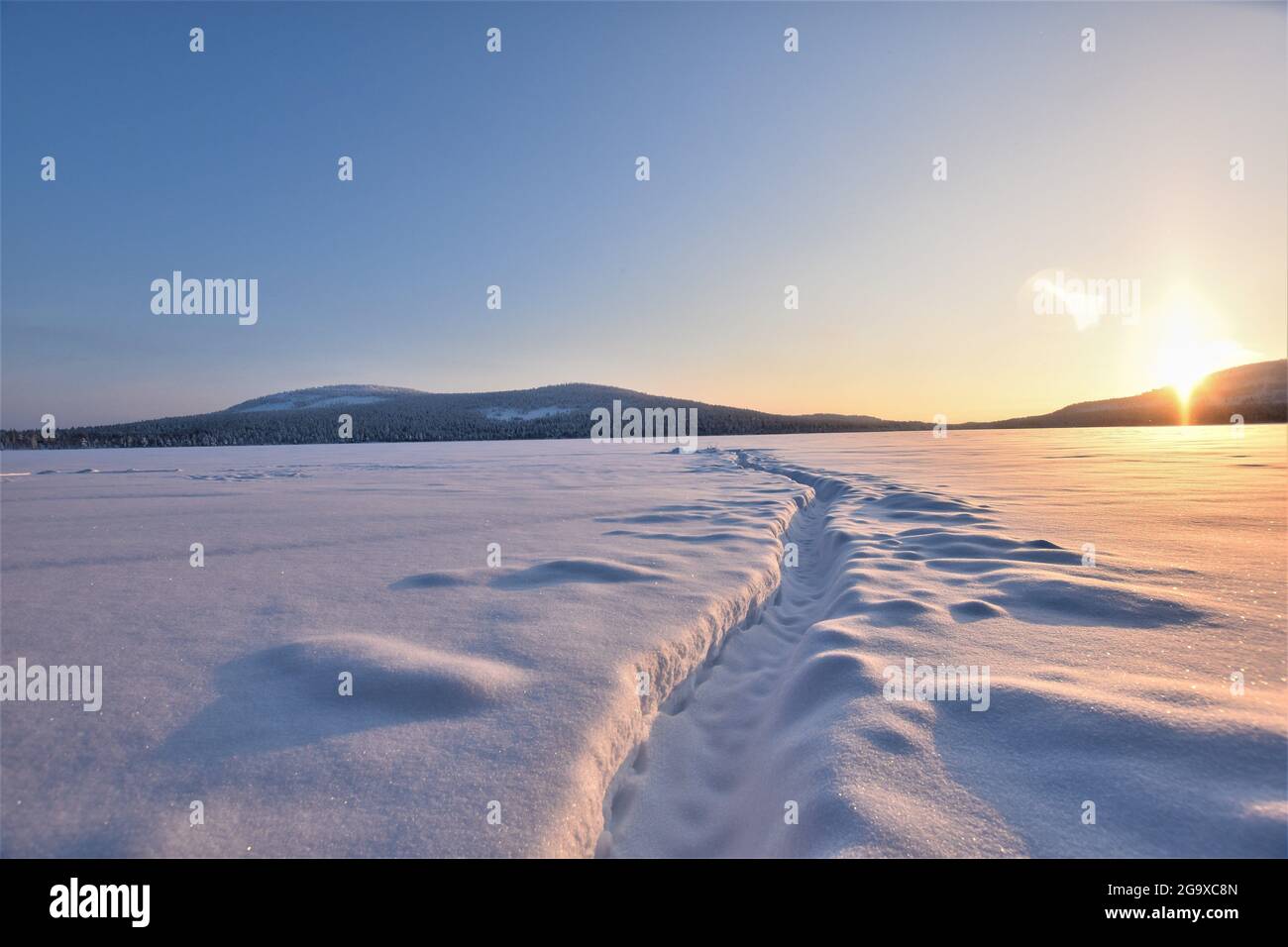 Sun rising over a frozen lake Pyhäjärvi, Lapland Finland, Pyhä 2021 ...