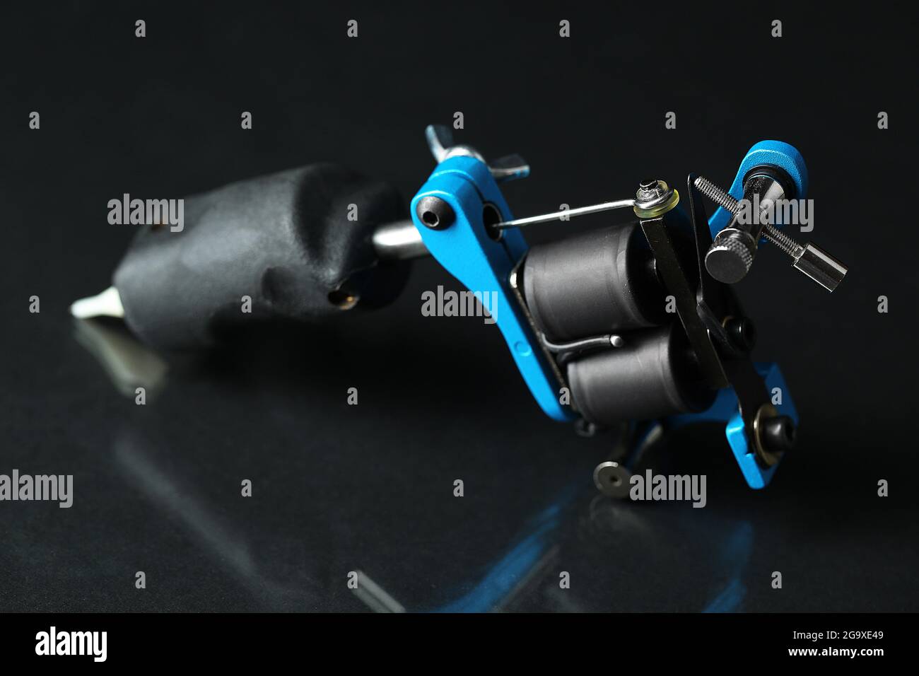Machine for tattoo, on dark background Stock Photo - Alamy