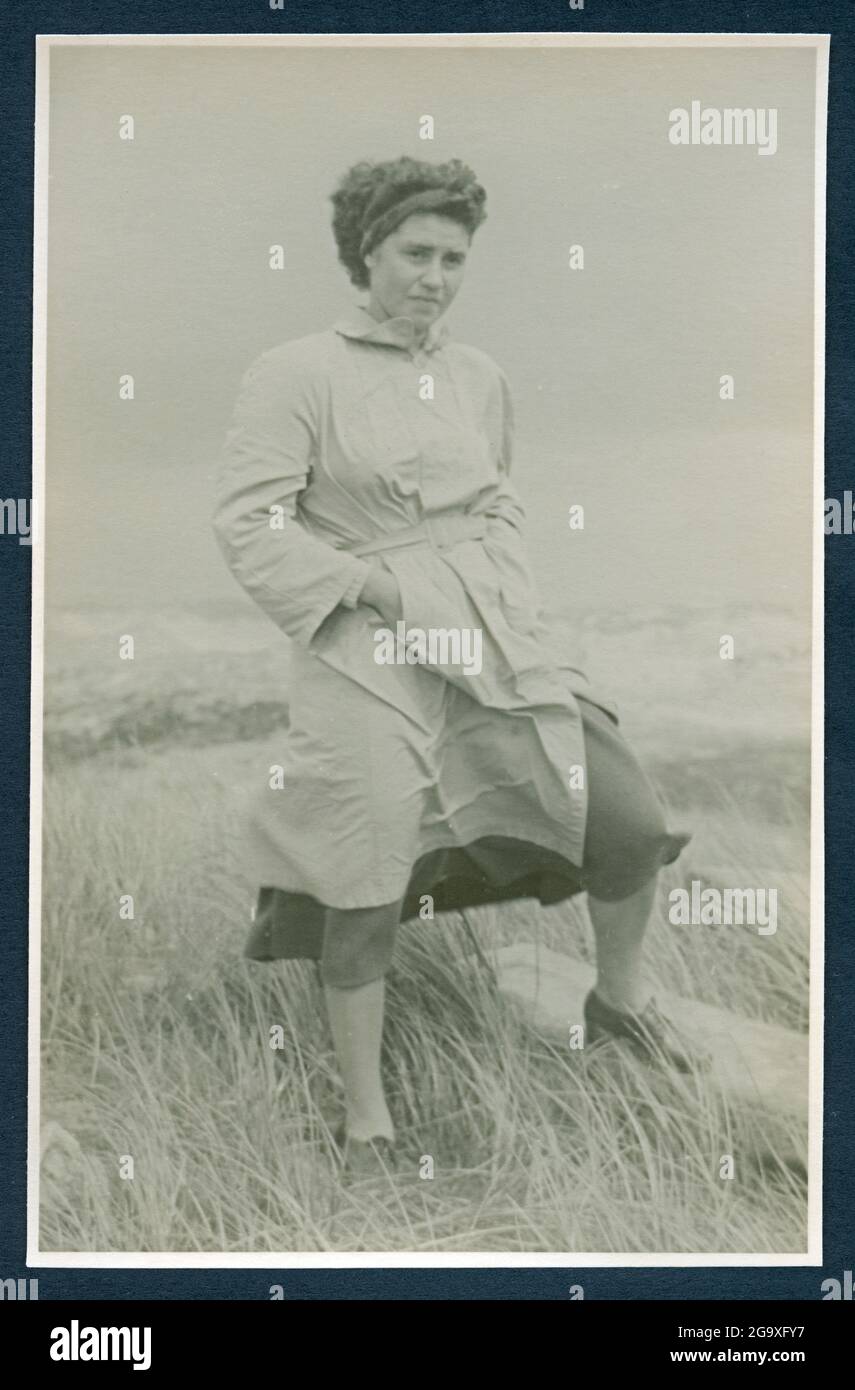 Female trench coat wind hi-res stock photography and images - Alamy