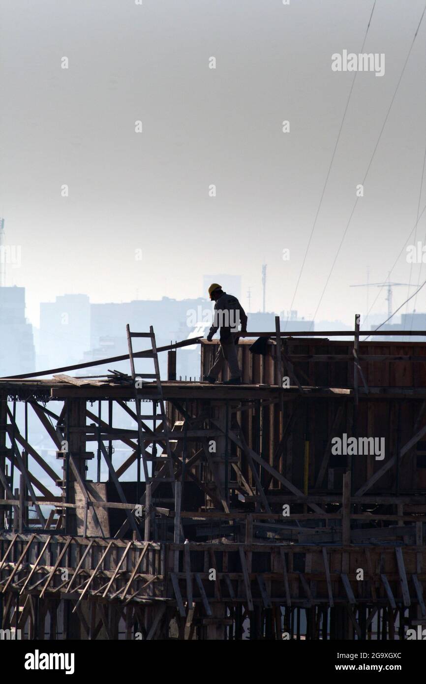 Silhouette of a construction worker on a half-built building Stock ...