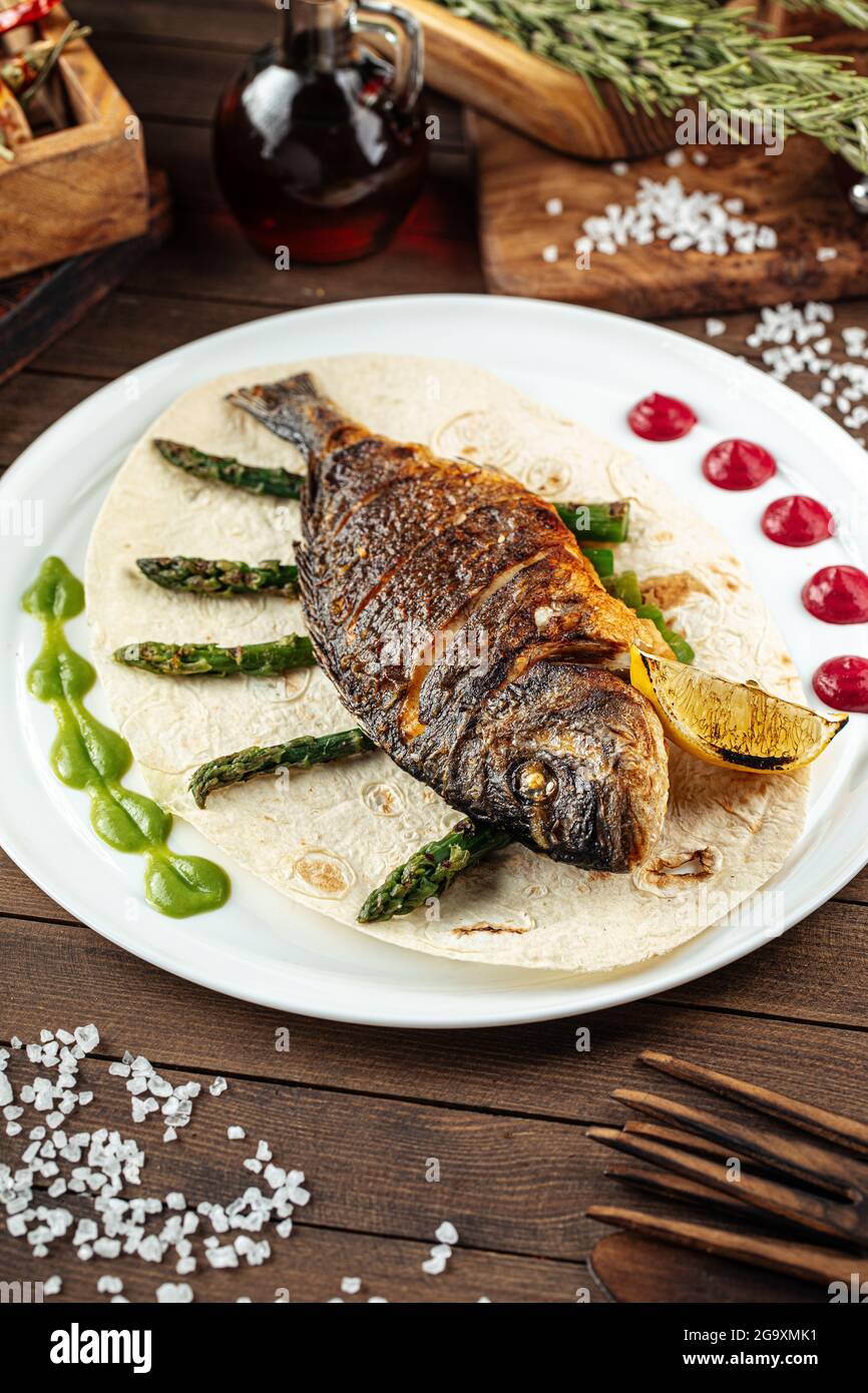 Cooked baked grilled fish hi-res stock photography and images - Alamy