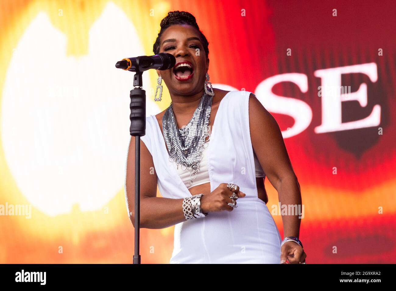 Female singer band stage hi-res stock photography and images - Alamy