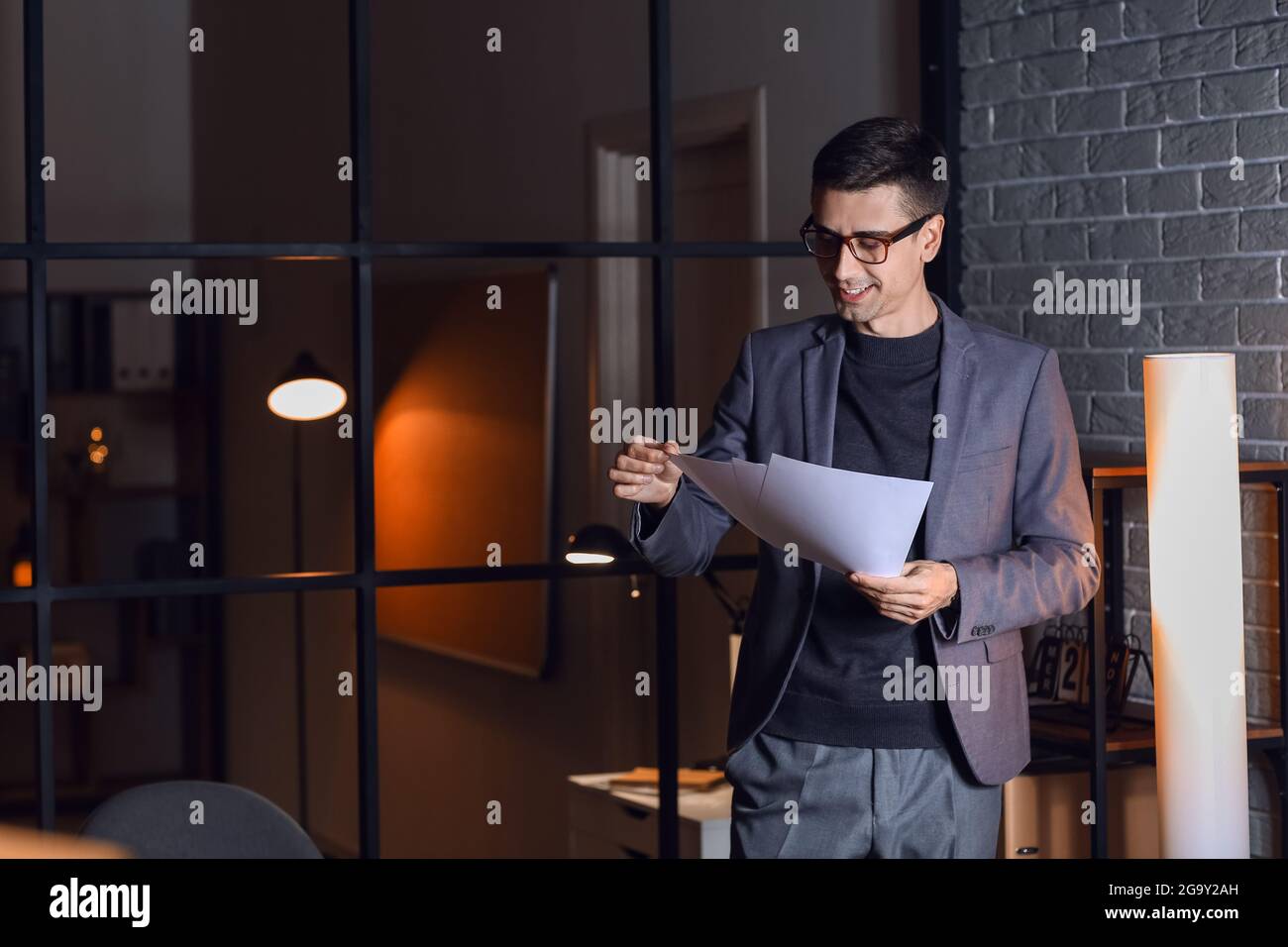 Working at night papers home hi-res stock photography and images - Alamy