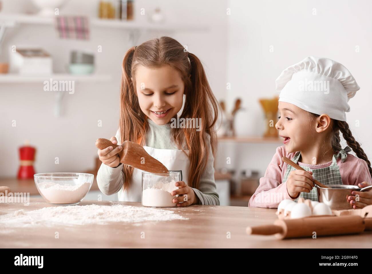 Sisters cooking hi-res stock photography and images - Alamy