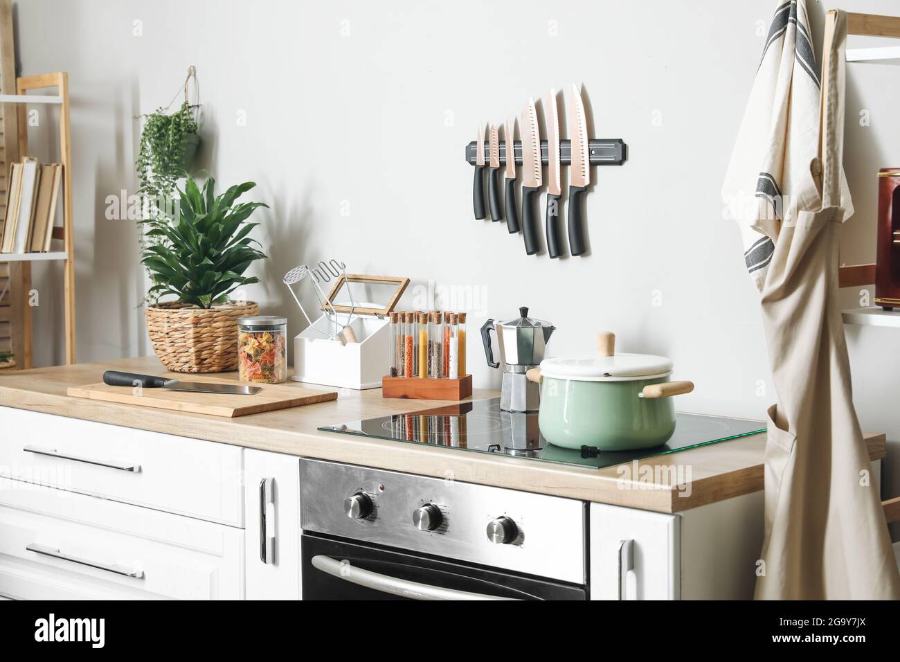 Cutlery on steel counter hi-res stock photography and images - Alamy