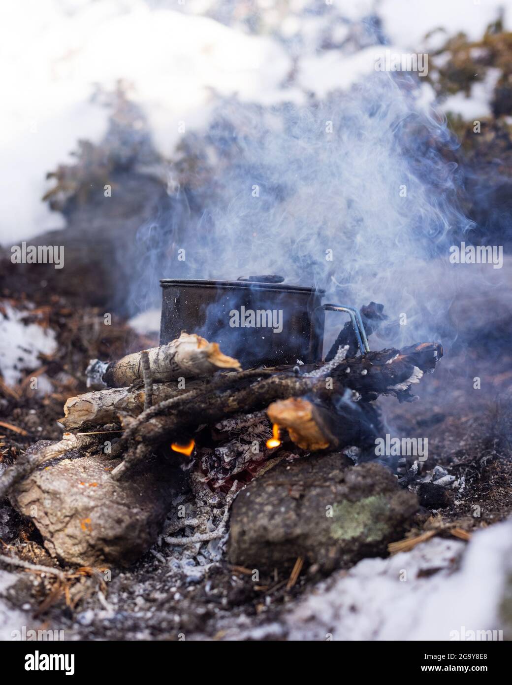 Cooking in snow hi-res stock photography and images - Alamy