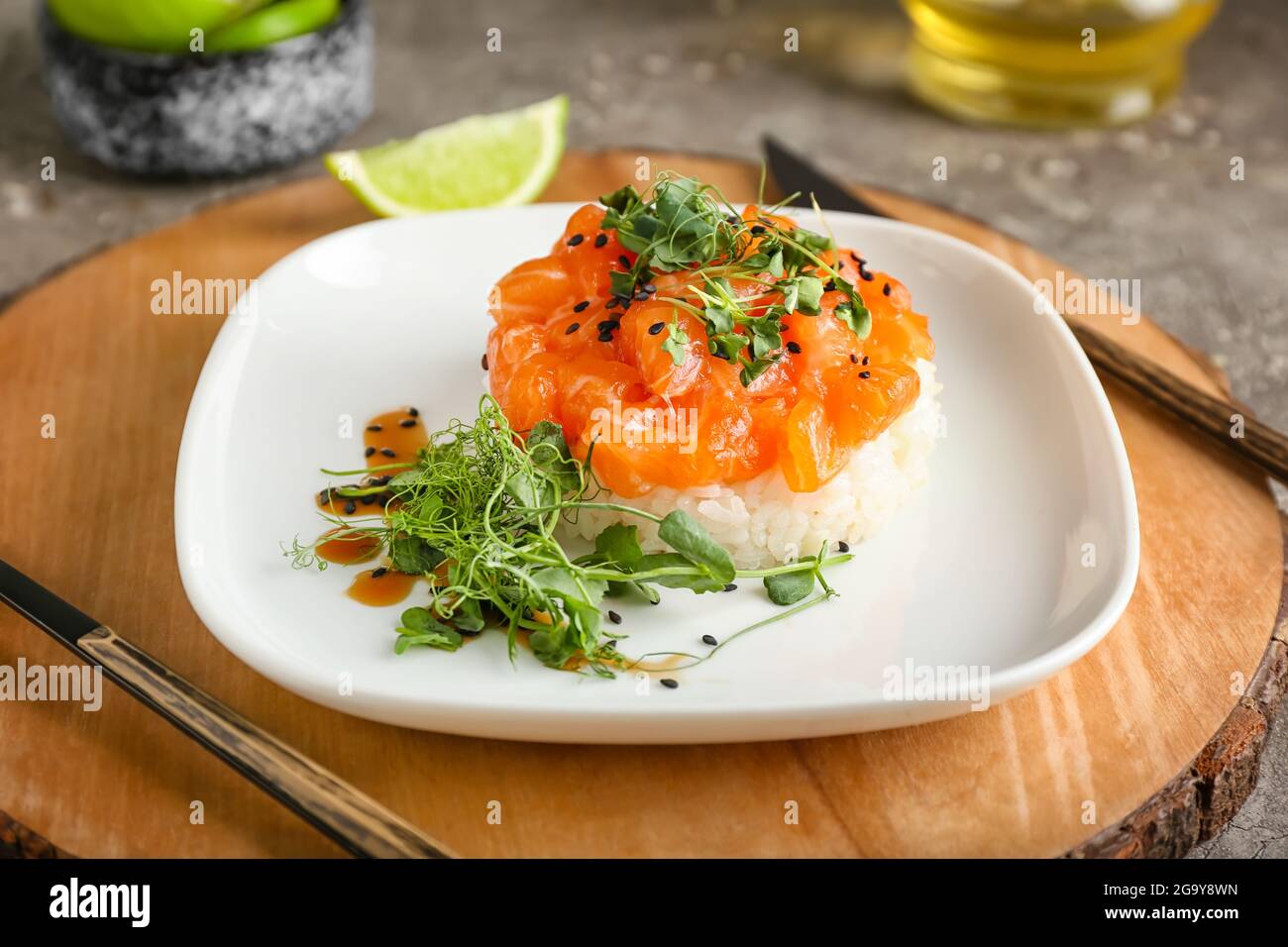Delicious salmon tartar on grunge background, closeup Stock Photo - Alamy