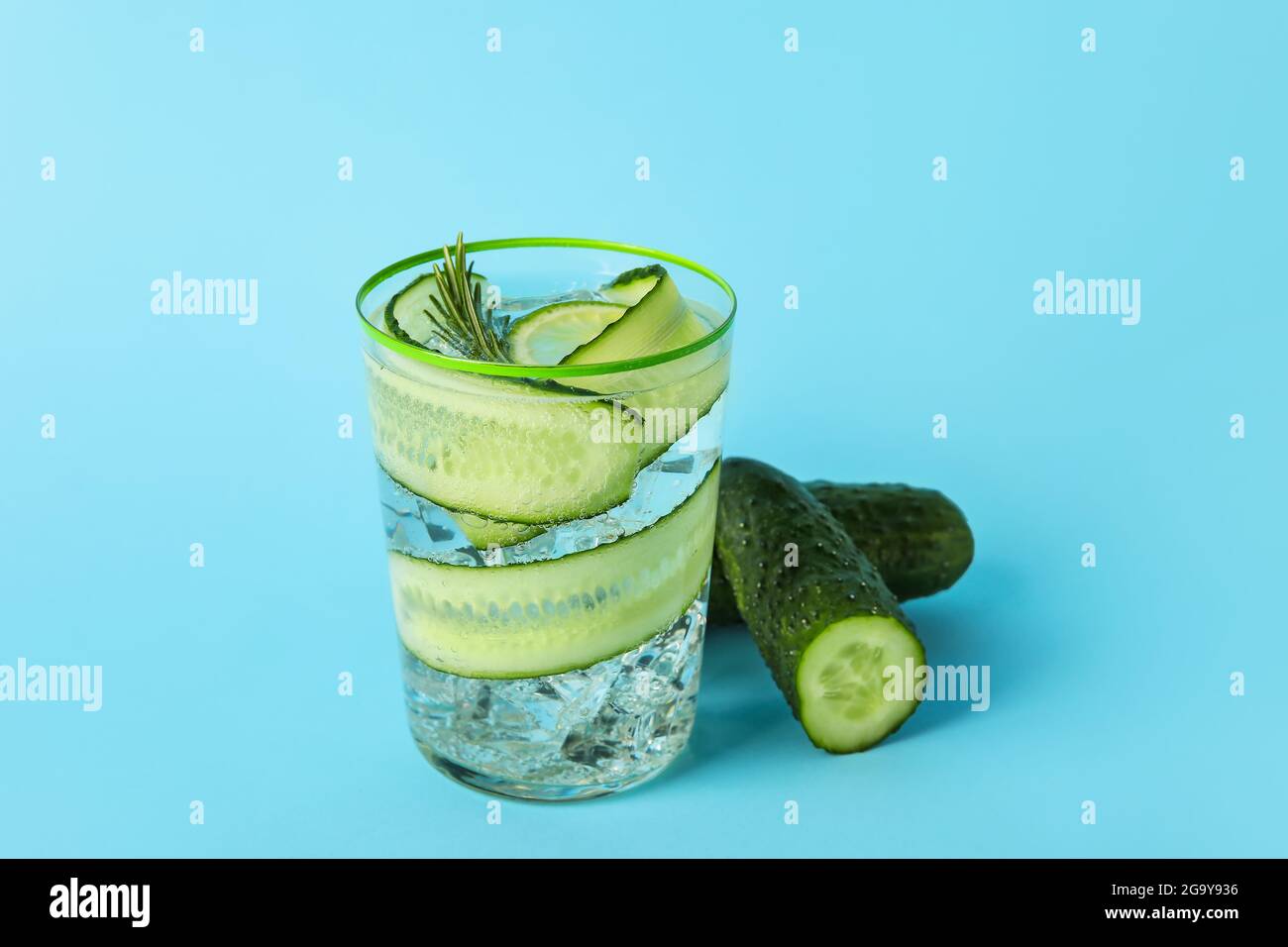 Glass with cucumber lemonade on color background Stock Photo - Alamy