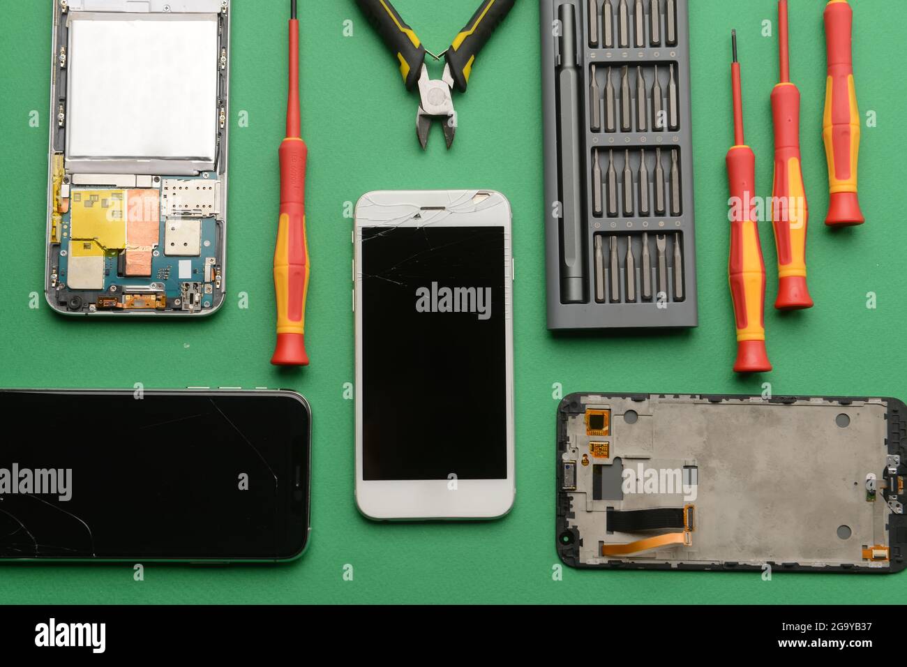 Fixing cell phones hi-res stock photography and images - Alamy