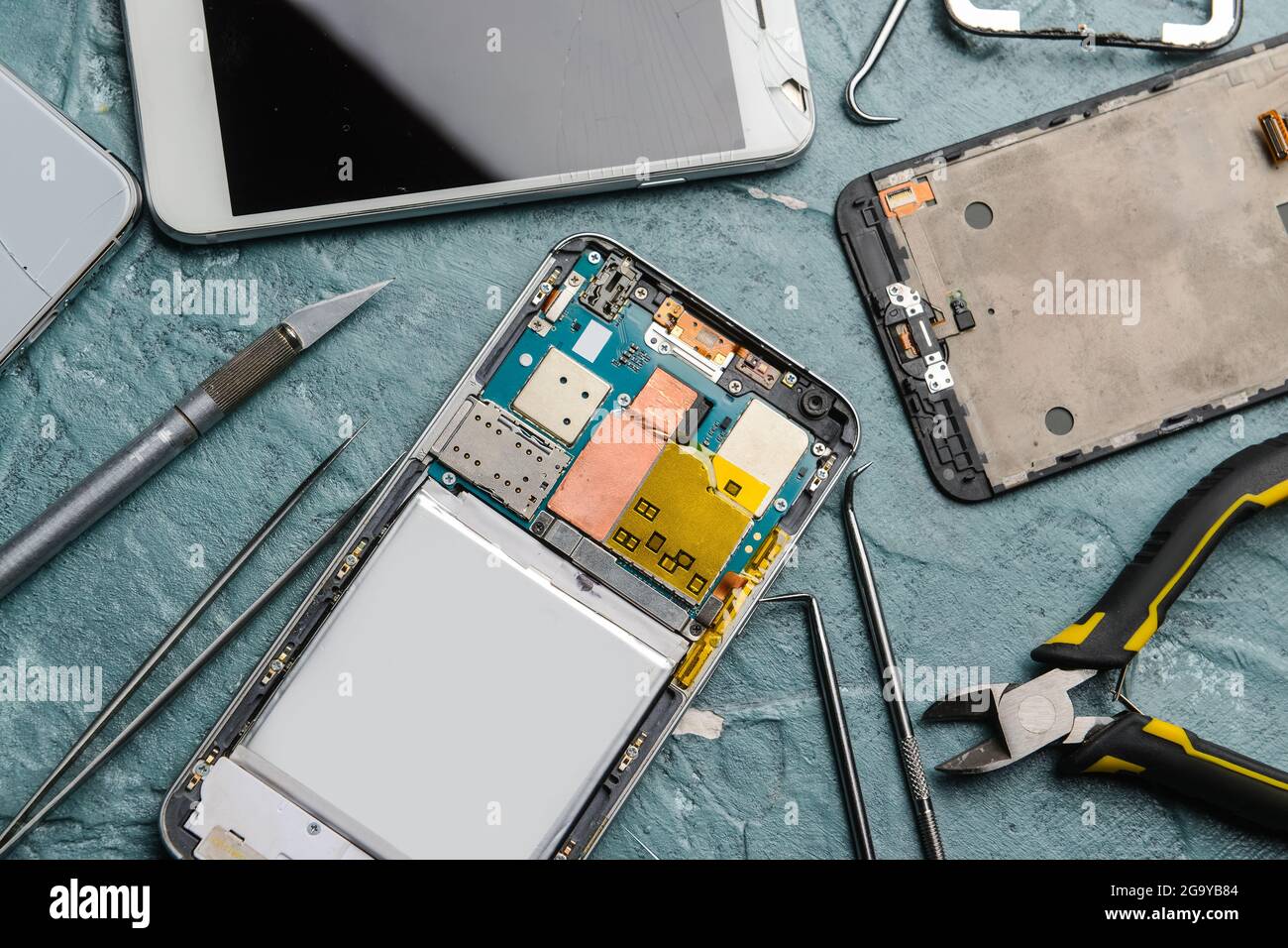 Fixing cell phones hi-res stock photography and images - Alamy